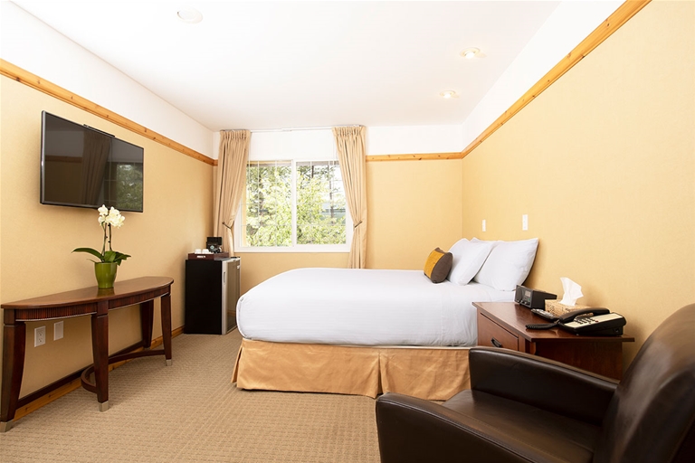 Elizabeth Lake Lodge